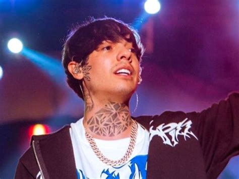 Natanael Cano tiene fuerte caída en pleno concierto