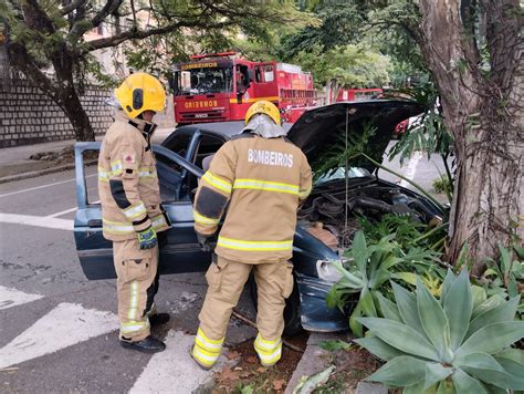 Carro bate em árvore e pega fogo no centro de Poços de Caldas ONDA POÇOS