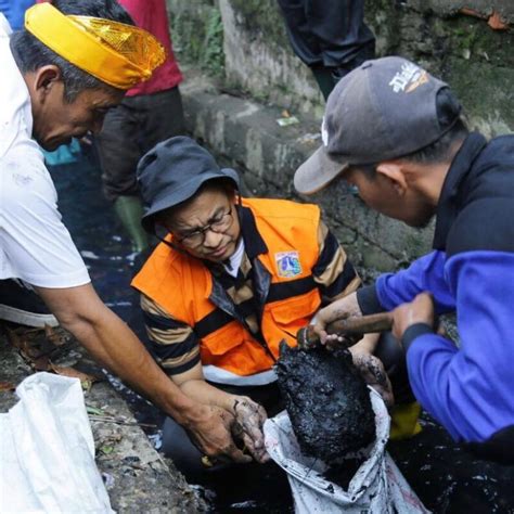 Gibran Unggah Foto Anies Masuk Selokan Ini Kata Pengamat Politik