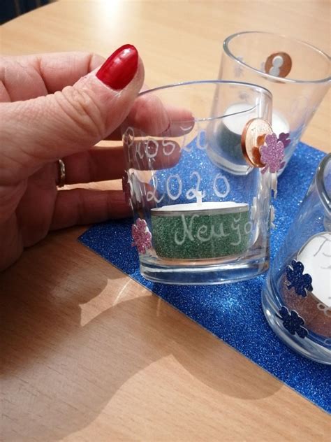 Teelichtglas graviert und mit ausgestanzten Kleeblättern verziert Das