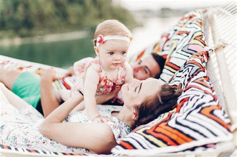 Feliz Joven Madre Sosteniendo A Su Hija En Las Manos Mientras Se Relaja