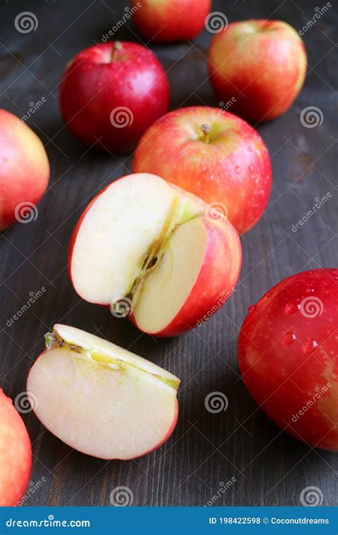 Cerrar Una Tajada De Manzana Fresca Cortada Con Frutas Enteras Borrosas