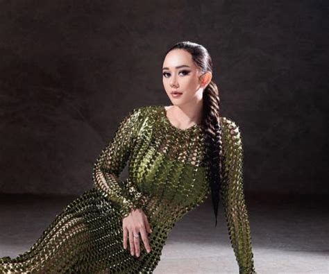 Pamer Body Montok Begini Gaya Aura Kasih Saat Kenakan Dress Ketat