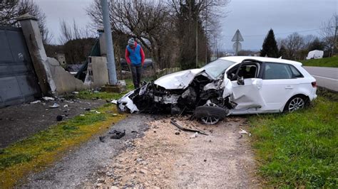 Pierde El Control De Su Coche Y Acaba Chocando Contra El Cierre De Una