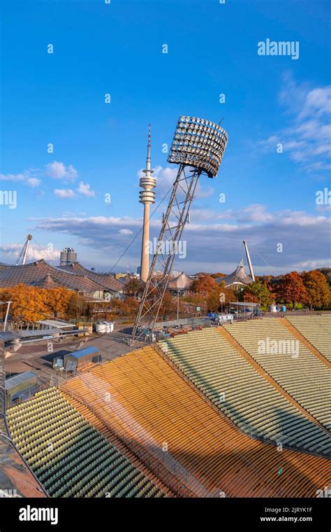 Sitzreihen Im Olympiastadion BMW Vierzylinder Und Olympiaturm