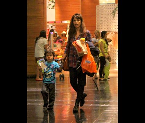 Foto Maria Ribeiro o filho caçula Bento de 4 anos A atriz também