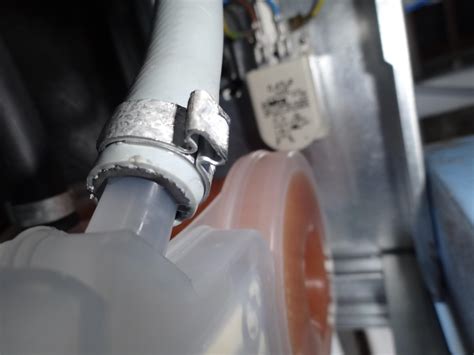 Blanc Changer Le Tuyau D Arriv D Eau Int Rieur Sur Lave
