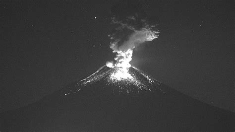 Es un OVNI Objeto vuela sobre el Popocatépetl justo en el momento que