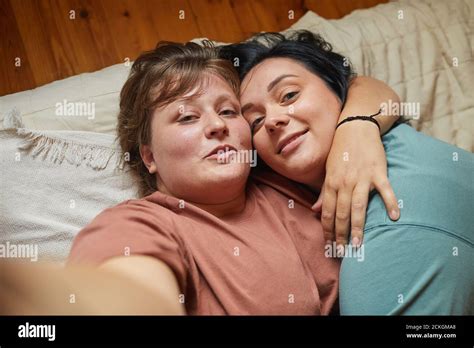 Deux lesbiennes s embrassant et posant à la caméra ils réalisation d un