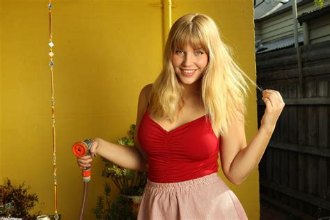 Sexy Girl spielt mit Nippeln und Möse Telegraph