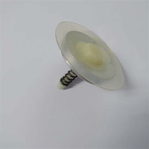 Pompe airless à membrane traitement par injection