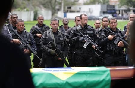 Corpo De Sargento Da Pm Morto Em Tentativa De Assalto Enterrado