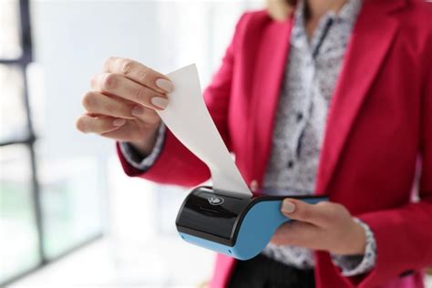 El administrador arranca el recibo de compra después de que una mujer
