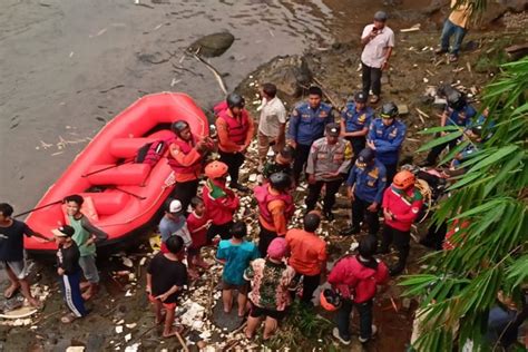 Bocah Tenggelam Di Sungai Ciliwung Ditemukan Meninggal Dunia