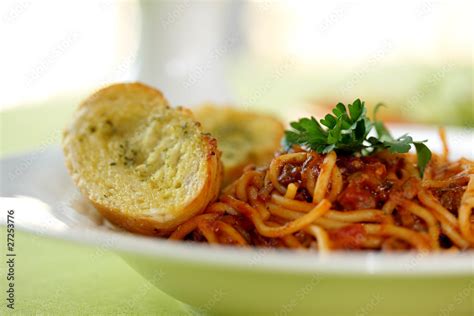 Spaghetti Bolognese With Garlic Bread