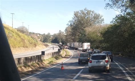 Acidente interdita Rodovia Fernão Dias em Extrema