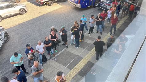 F S Fazem Fila Enormes Para Se Despedir Em Vel Rio Do Sertanejo Chrystian