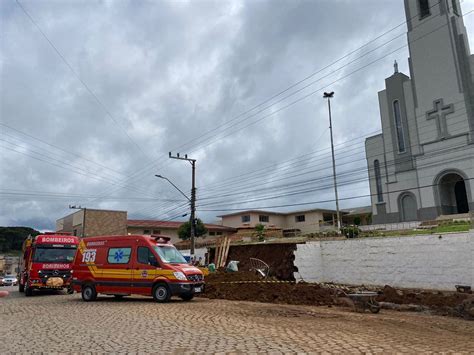Trabalhador morre soterrado em obra após muro de igreja ceder na Serra