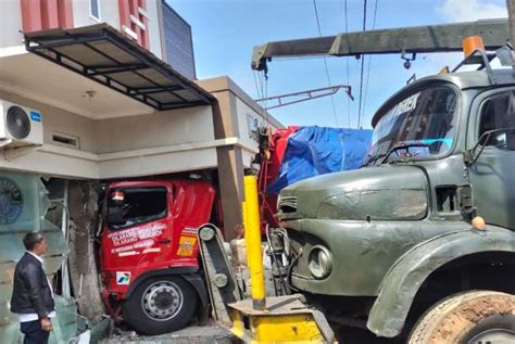 Truk Tangki Pertamina Tabrak Klinik Di Manonjaya Tasikmalaya