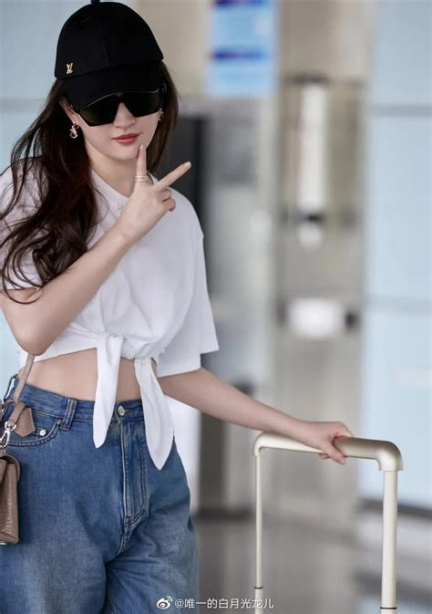 Lưu Diệc Phi xuất hiện với vòng 2 gây chú ý