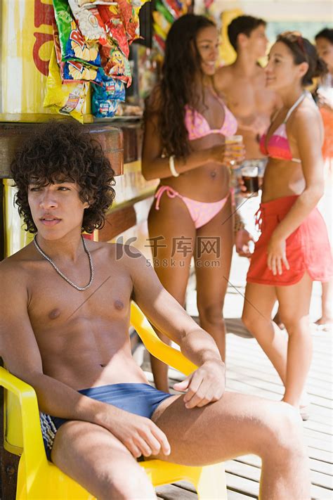 一个十几岁的男孩坐在椅子上高清摄影大图 千库网