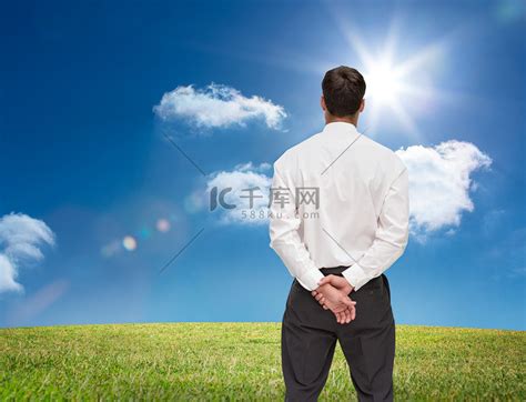 商人背对着镜头的合成图像高清摄影大图 千库网