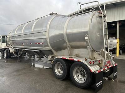 2001 Heil 41ft Tandem Axle Aluminum Dry Bulk Pneumatic Tank Trailer