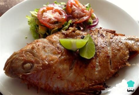 Mojarra frita con ensalada Fácil