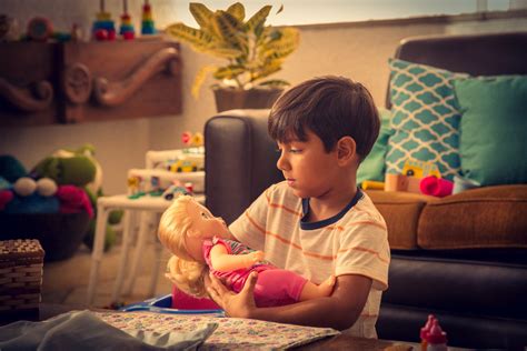 Comercial Mostra Que Meninos Tamb M Podem Brincar De Boneca