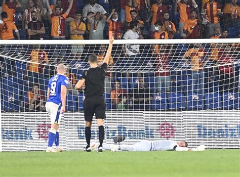 Fernando Muslera kırmızı kart gördü