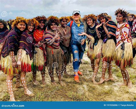 Jeunes Filles D Une Tribu De Papouasie Dans Une Belle Couronne Plumes D