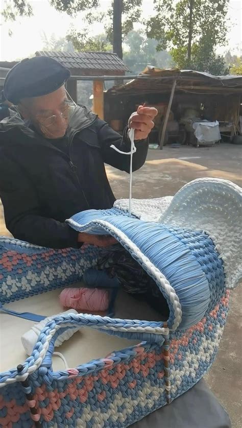 Sợ không kịp nhìn cháu gái lấy chồng cụ ông tự đan nôi tặng cho chắt