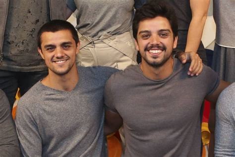 Foto mostra irmãos Simas caracterizados de Chitãozinho Xororó