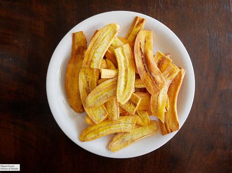 Chips de plátano frito o chifles receta latinoamericana para un