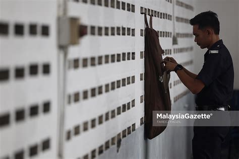 Anggota Polis Laksana Undi Pos PRKKemaman