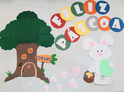 Painel Coelhinho da Páscoa casa na árvore e pegadas eva