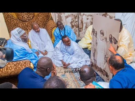 TOUBA REMISE DES PHOTOS DE SERIGNE TOUBA AU KHALIFE GENERAL DES MOURIDES