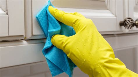 Descubre cómo quitar las manchas grasa pegadas en la cocina con 4 técnicas