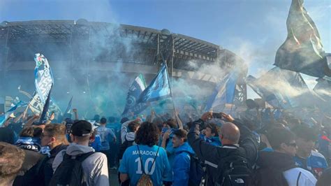 FOTO Atmosfera già calda al Maradona lunghe file colorate d azzurro