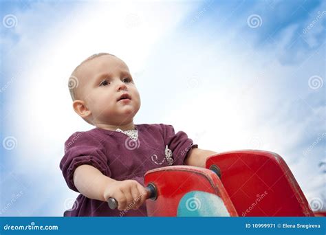 Fille De Deux Ans S Asseyant Sur L Oscillation Image Stock Image Du