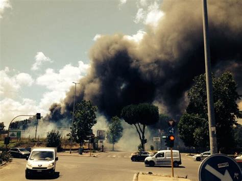 Roma Fiamme Ed Esplosioni In Un Deposito Edile Colonna Di Fumo Sulla