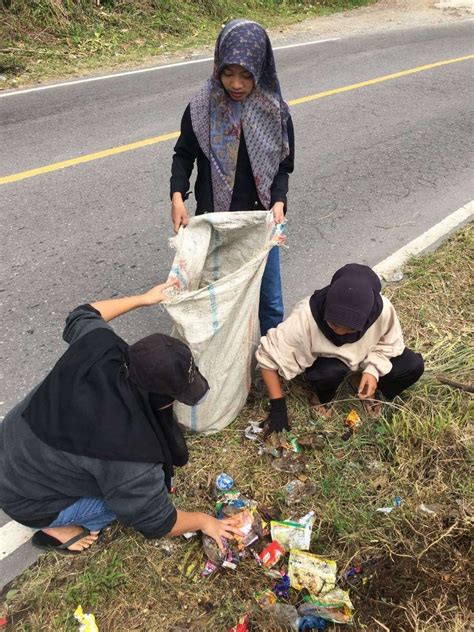 Peduli Lingkungan Pemuda Bukit Sama Lakukan Aksi Pungut Sampah