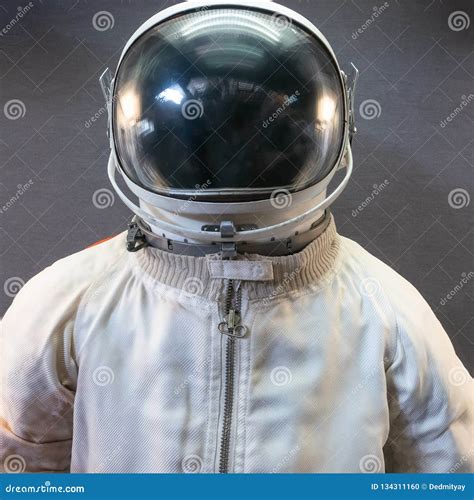 Astronauta Ou Terno E Capacete Brancos Do Astronauta No Fundo Cinzento