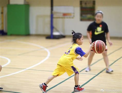 孙俪晒女儿打篮球日常 小花妹妹穿球衣投篮十分有范