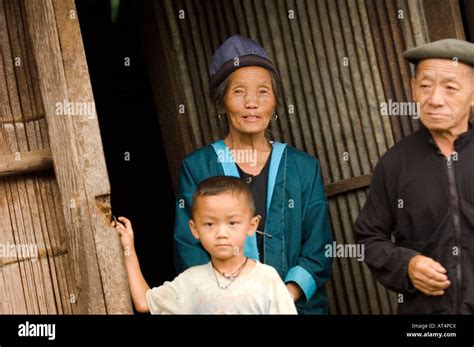 Frau Mann und der junge vor einer Hütte in der Hmong Dorf Baan Pha Nok