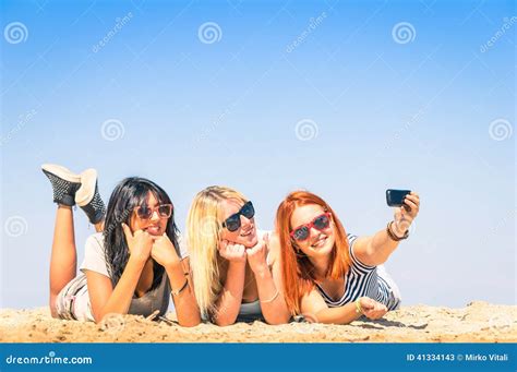 Groupe De Jeunes Amies Heureuses Prenant Un Selfie à La Plage Image
