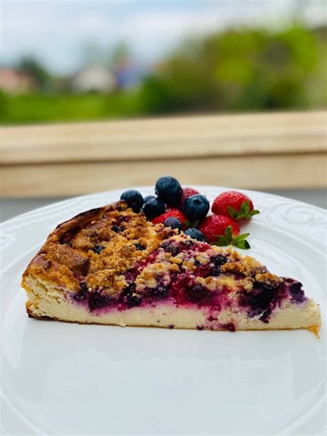 Recept na tvarohový koláč s ovocem a drobenkou bez mouky Bc