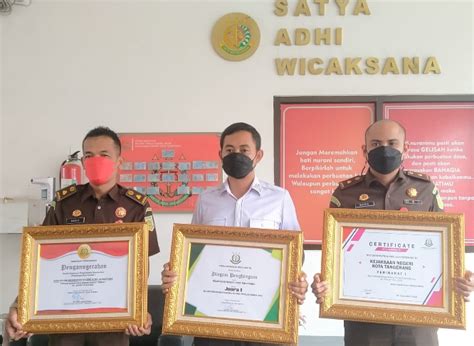 Kejari Kota Tangerang Sabet 4 Penghargaan Dari Kepala Kejaksaan Tinggi