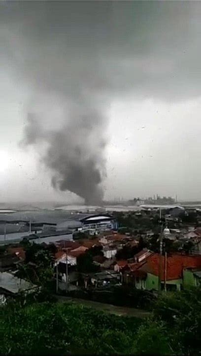 Angin Puting Beliung Di Rancaekek Bandung Timur 21 02 24 Video