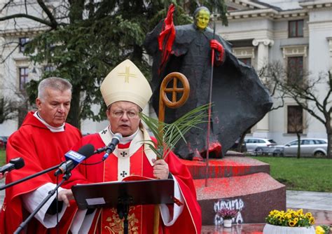 Abp Ryś o dewastacji pomnika Stałem i nie wiedziałem co mam robić